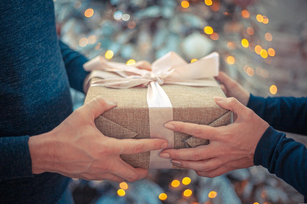How to Play Secret Santa: Full Rules, Setup, and Gift Exchange Ideas